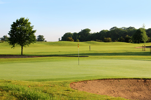 Lapangan Golf Dengan Perangkap Bunker Berpasir Pepohonan Dan Hijau Foto ... Lapangan Golf Dengan Perangkap Bunker Berpasir Pepohonan Dan Hijau Foto ...