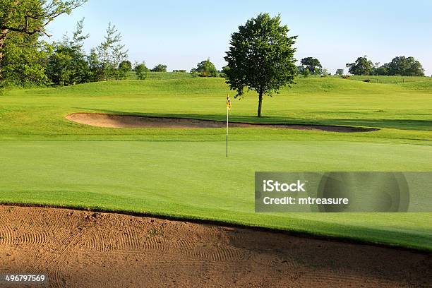 Lapangan Golf Dengan Perangkap Bunker Berpasir Pohon Hijau Bendera Foto ... Lapangan Golf Dengan Perangkap Bunker Berpasir Pohon Hijau Bendera Foto ...