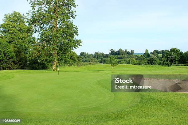 Lapangan Golf Dengan Perangkap Bunker Berpasir Pohon Hijau Bendera Foto ... Lapangan Golf Dengan Perangkap Bunker Berpasir Pohon Hijau Bendera Foto ...