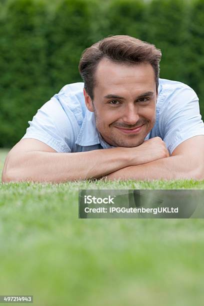 Photo Libre De Droit De Portrait De Souriant Jeune Homme Allongé Sur