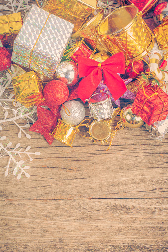 Chrismas Baubles 및 따라 Of 데커레이션 우드에 배경기술 0명에 대한 스톡 사진 및 기타 이미지 0명