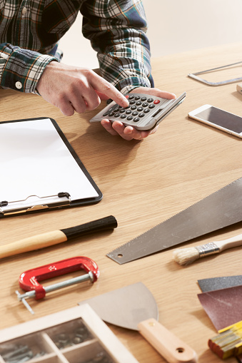 Man 진행하고 Diy 프로젝트 계산기에 대한 스톡 사진 및 기타 이미지 계산기 장인 2015년 Istock