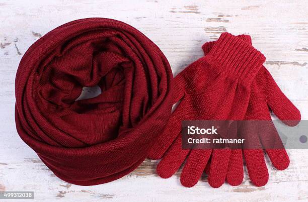 Woolen 장갑 숄 위한 나무 배경기술 여자 0명에 대한 스톡 사진 및 기타 이미지 0명 2015년 가을 Istock