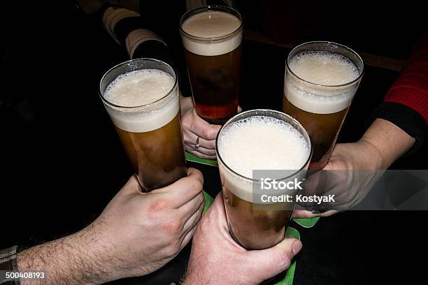 Tangan Memegang Bir Minum Bersama Di Pub Foto Stok - Unduh Gambar ... Tangan Memegang Bir Minum Bersama Di Pub Foto Stok - Unduh Gambar ...