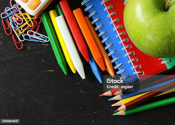 Back To School 컨셉입니다 학교 문구류 멀티컬러 연필 및 노트북 0명에 대한 스톡 사진 및 기타 이미지 0명