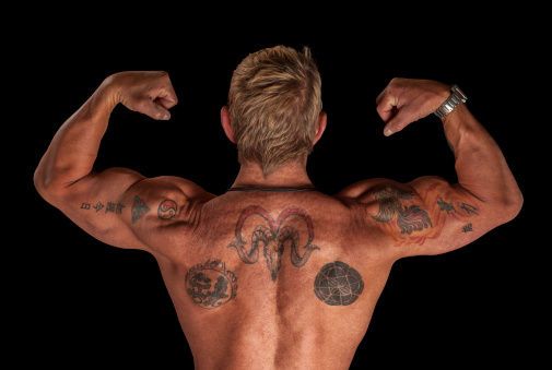 Tattooed 전투기 성과향상을 촉진하는 유연한 암즈 및 등근육 Bodybuilder 검정색 배경에 대한 스톡 사진 및 기타