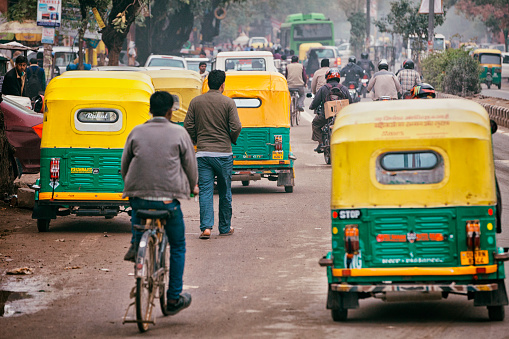 Tuk Tuks 따라 한산합니다 신작로가 올드 뉴 델리 인도 거리에 대한 스톡 사진 및 기타 이미지 거리 교통 교통수단