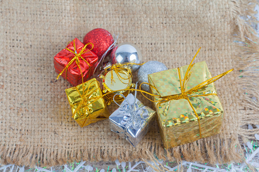 Chrismas Baubles 및 따라 Of 데커레이션 우드에 배경기술 0명에 대한 스톡 사진 및 기타 이미지 0명