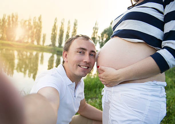 1800 Futuro Padre Besando A El Vientre De Su Esposa Embarazada Fotografías De Stock Fotos E