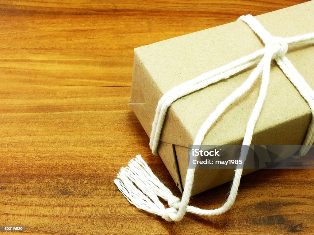 Kotak Hadiah Dibungkus Kertas Daur Ulang Dengan Tali Putih Foto Stok ... Kotak Hadiah Dibungkus Kertas Daur Ulang Dengan Tali Putih Foto Stok ...
