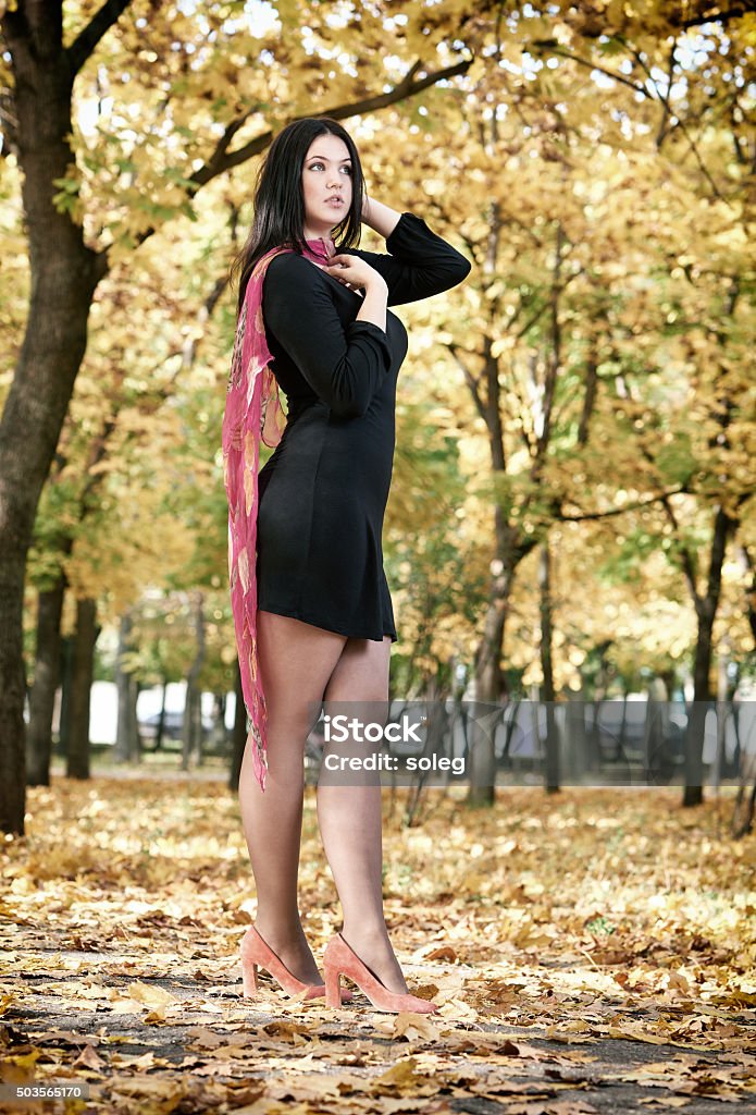Photo Libre De Droit De Portrait De La Belle Jeune Fille Dans Un Parc