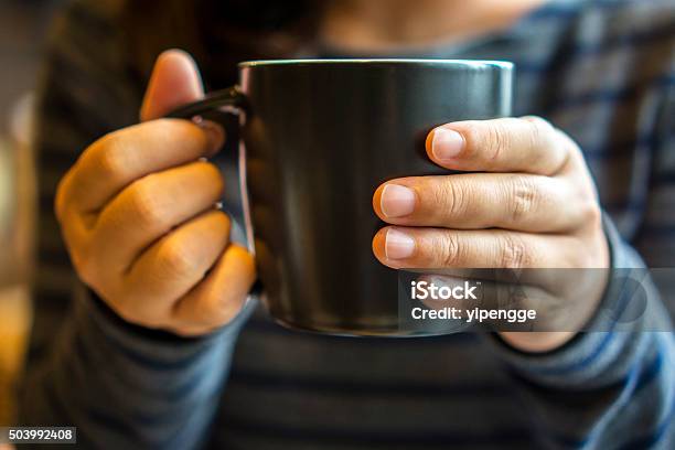Tangan Memegang Cangkir Kopi Hitam Foto Stok - Unduh Gambar Sekarang ... Tangan Memegang Cangkir Kopi Hitam Foto Stok - Unduh Gambar Sekarang ...