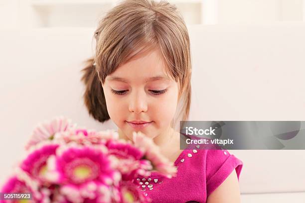 Potret Seorang Gadis Kecil Yang Cantik Dengan Buket Foto Stok - Unduh ... Potret Seorang Gadis Kecil Yang Cantik Dengan Buket Foto Stok - Unduh ...