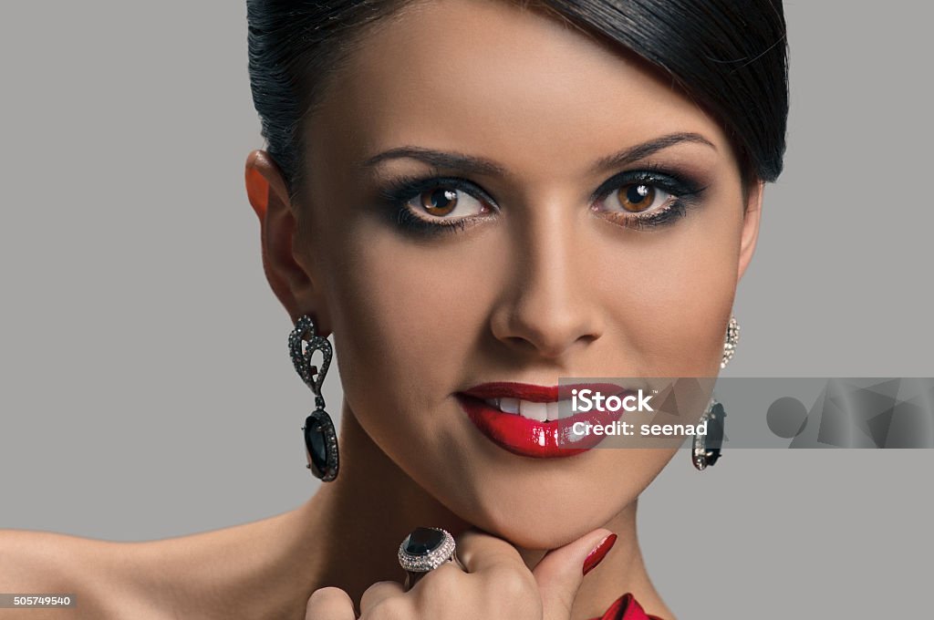 Retrato De Una Bella Mujer Joven Foto De Stock Y Más Banco De Imágenes De Adulto Adulto