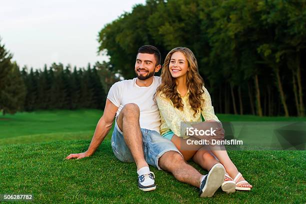 Photo Libre De Droit De Amoureux Assis Sur Lherbe Et Confortable Banque