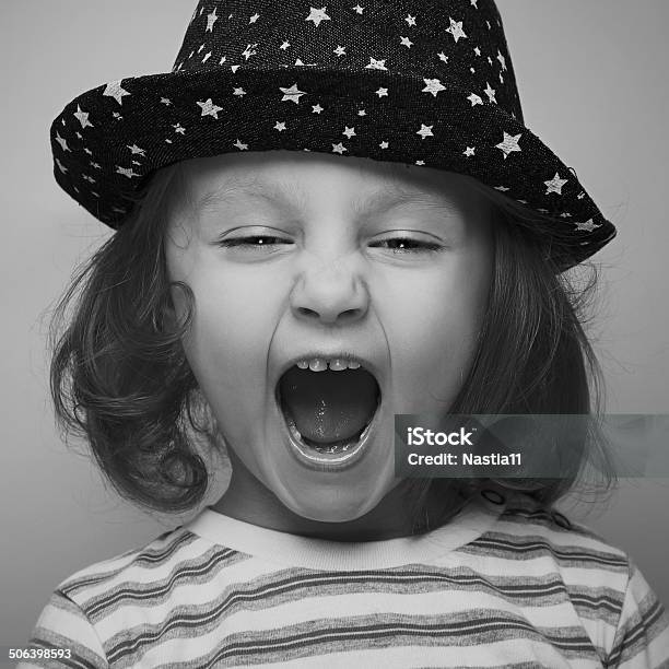 Niño Enojado Gritando Rostro De Chica En Primer Plano Retrato En Blanco