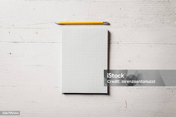 Notebook Kertas Dengan Pensil Di Atas Meja Kayu Putih Foto Stok Unduh