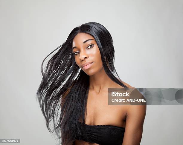 Wanita Kulit Hitam Dengan Rambut Lurus Panjang Foto Stok Unduh Gambar