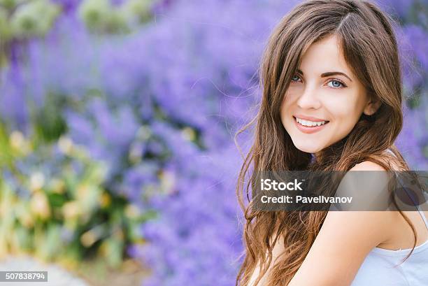 Potret Seorang Gadis Muda Yang Cantik Di Taman Foto Stok - Unduh Gambar ... Potret Seorang Gadis Muda Yang Cantik Di Taman Foto Stok - Unduh Gambar ...