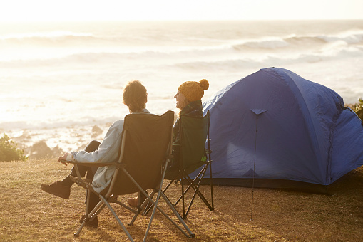 Taking In The Views From Their Campsite 照片檔及更多 20多歲 照片 20多歲 一起 享受