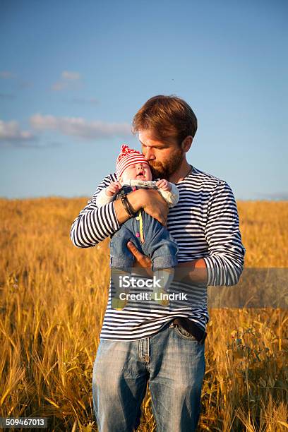 Dad 및 딸이다 필드 2명에 대한 스톡 사진 및 기타 이미지 2명 6 11 개월 가족 Istock