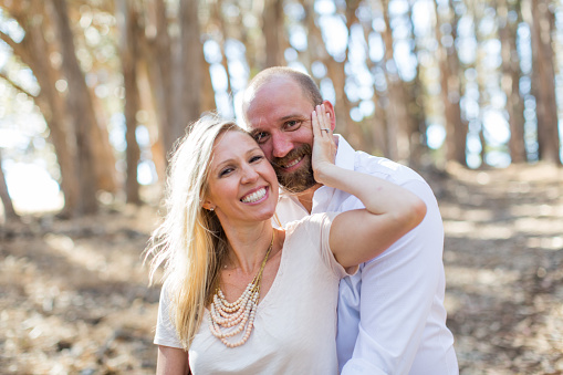 Photo Libre De Droit De Portrait Dun Couple Heureux Sembrassant En