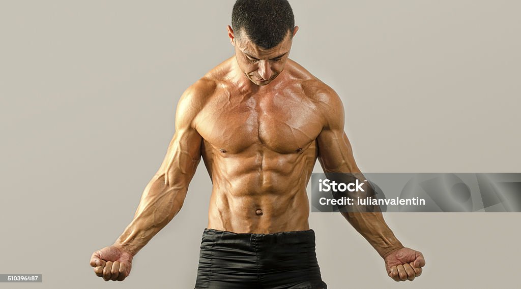 Foto De Forte Bodybuilder Com Perfeita Abs Os Ombros Os Tríceps Bíceps