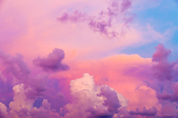 169100 Purple Cloud Sky Fotografías De Stock Fotos E Imágenes Libres De Derechos Istock