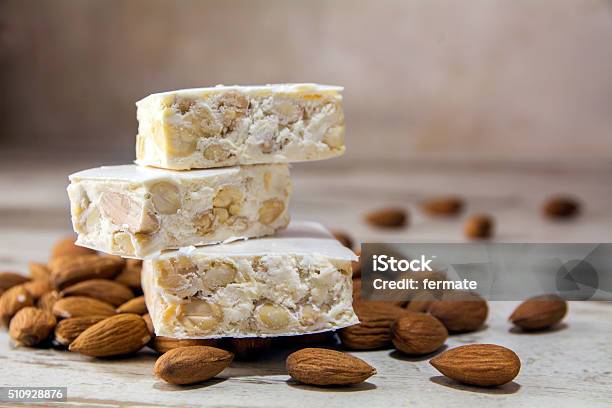 Torrone 또는 누가 및 아몬드 따라 전원주의 목재 테이블 크리스마스에 대한 스톡 사진 및 기타 이미지 크리스마스 투론