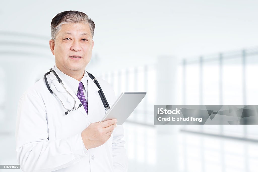 Pose Dan Gestur Dokter Pria Asia Tua Berkulit Putih Foto Stok - Unduh ... Pose Dan Gestur Dokter Pria Asia Tua Berkulit Putih Foto Stok - Unduh ...