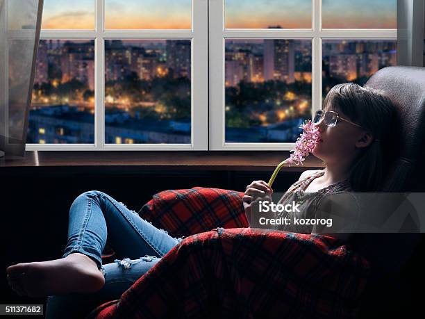 Cinta Pertama Gadis Remaja Mencium Bunga Musim Semi Pertama Foto Stok