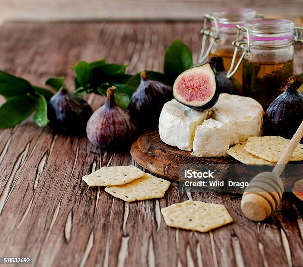 Buah Ara Dengan Keju Dan Madu Fokus Selektif Foto Stok Unduh Gambar