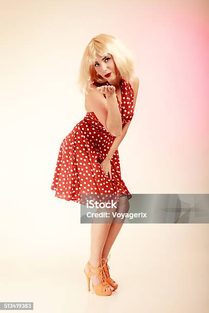 Pinup 소녀 금발 가발 복고풍 정장용 키스를 보냄 가발에 대한 스톡 사진 및 기타 이미지 가발 금발 머리 단발 머리