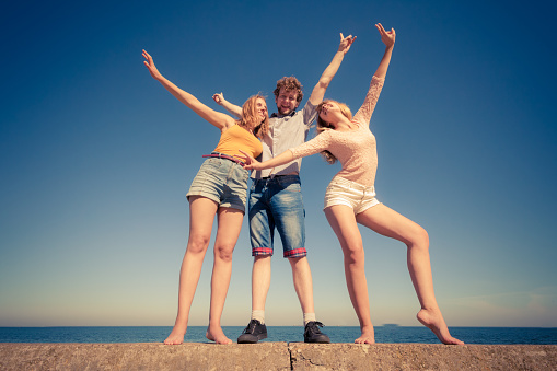 Photo Libre De Droit De Groupe Damis Garçon Avec Deux Filles Samuser En