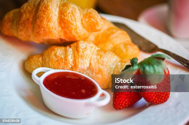 조식 Ccroissants 딸기 및 걸림 압살했다 Backg 0명에 대한 스톡 사진 및 기타 이미지 0명 과일 마실 것