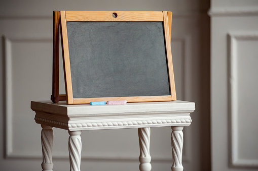 Blackboard 및 Chalks 연령 무늬목 프레임 복사 Space01 이젤에 대한 스톡 사진 및 기타 이미지 이젤