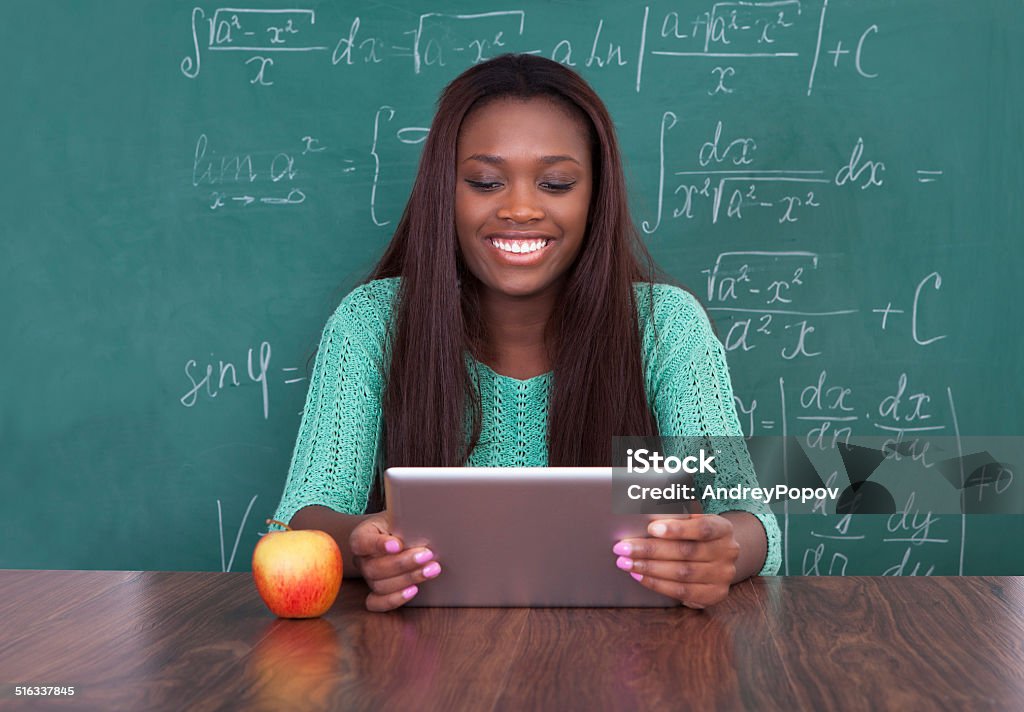 Guru Memegang Tablet Digital Di Meja Sekolah Foto Stok Unduh Gambar