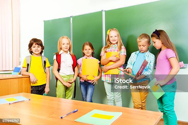 Enam Anak Berdiri Berbaris Di Dekat Papan Tulis Foto Stok - Unduh ... Enam Anak Berdiri Berbaris Di Dekat Papan Tulis Foto Stok - Unduh ...