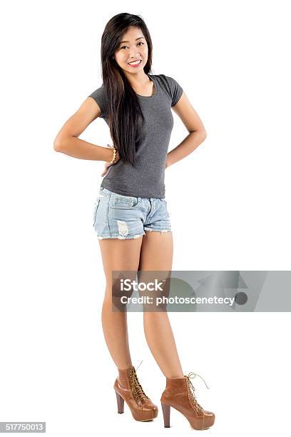 Wanita Muda Mengenakan Celana Jeans Pendek Berpose Foto Stok Unduh
