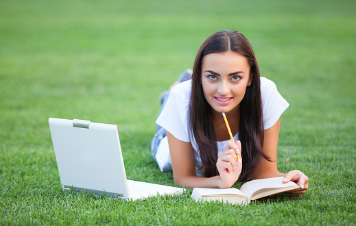 Brunette 여자아이 노트북 및 예약 갈색 머리에 대한 스톡 사진 및 기타 이미지 갈색 머리 계절 공원 Istock
