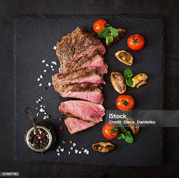 Daging Sapi Langka Medium Steak Berair Dengan Rempahrempah Dan Sayuran