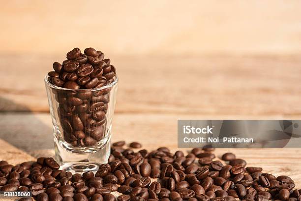 Coffee Bean 유리 목재 테이블 위 0명에 대한 스톡 사진 및 기타 이미지 0명 갈색 구이 Istock