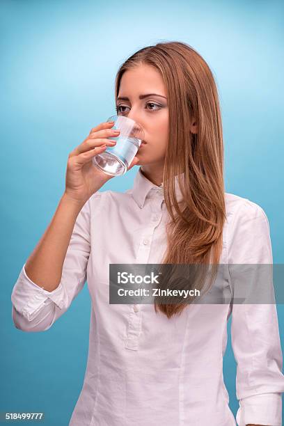 Potret Gadis Cantik Muda Minum Air Bersih Dari Foto Stok - Unduh Gambar ... Potret Gadis Cantik Muda Minum Air Bersih Dari Foto Stok - Unduh Gambar ...