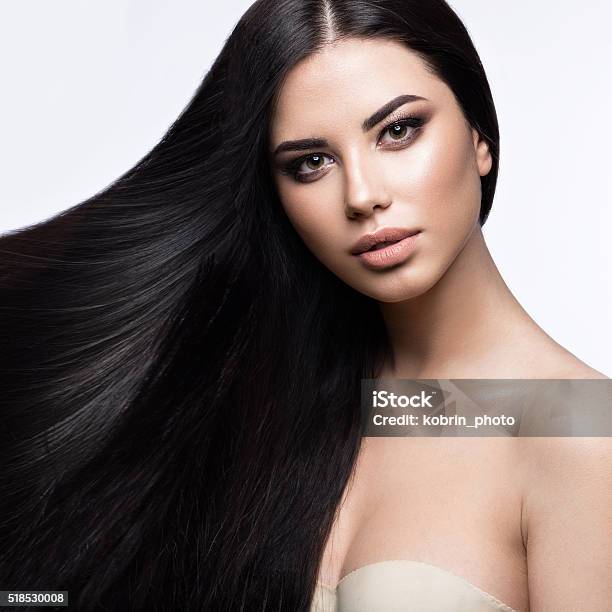 Gadis Berambut Cokelat Cantik Bergerak Dengan Rambut Yang Sangat Halus Foto Stok Unduh Gambar