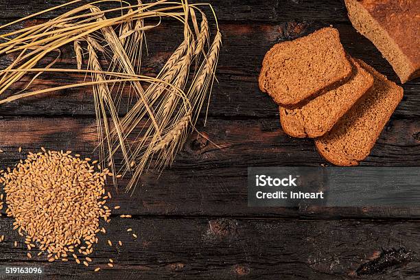 Spikelets Of 위트 호밀 식빵 있는 목재 테이블 갈색에 대한 스톡 사진 및 기타 이미지 갈색 건조한 곡초류