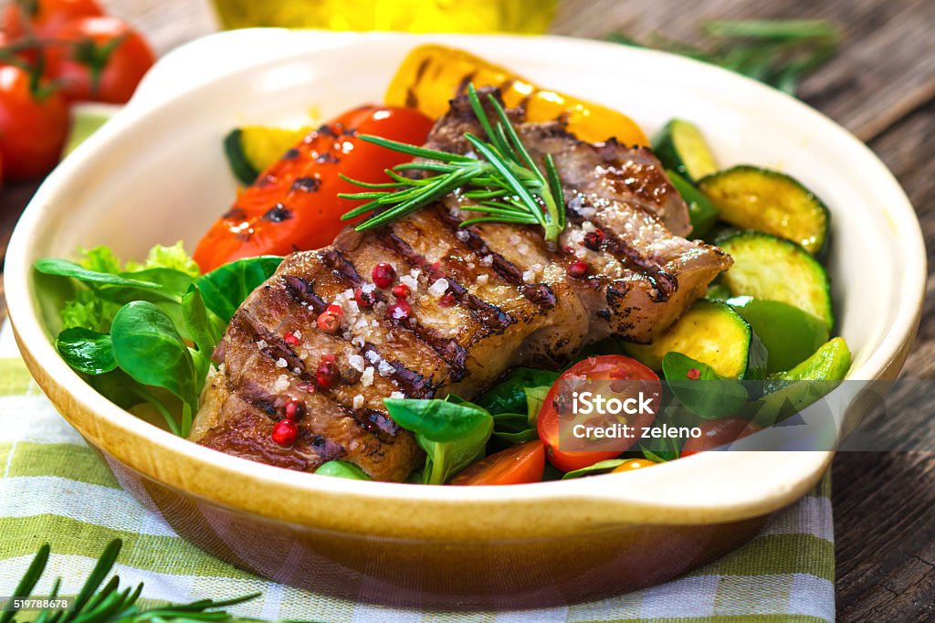 Steak Sapi Panggang Dengan Sayuran Foto Stok Unduh Gambar Sekarang