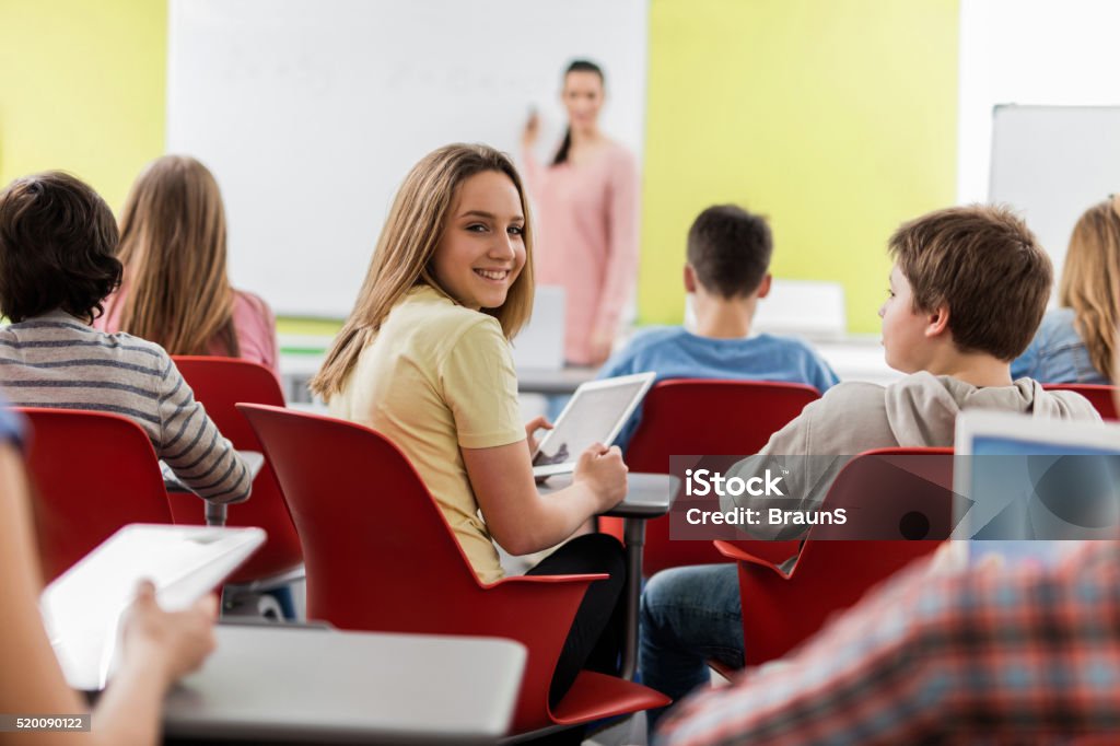 Photo Libre De Droit De Étudiante Heureuse Avec Des Camarades De Classe