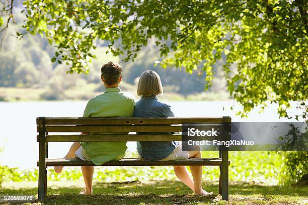 Photo Libre De Droit De Couple Sur Un Banc De Parc Banque Dimages Et