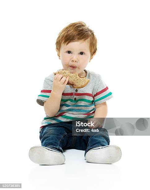 1 년 늙음 남자아이 앉아 바닥용 및 식사 식빵 12 23 개월에 대한 스톡 사진 및 기타 이미지 12 23 개월 T 셔츠