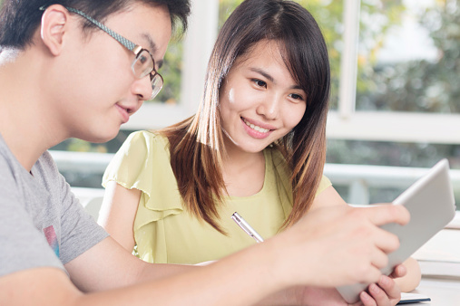 Potret Siswa Asia Berdiskusi Dengan Tablet Di Kelas Foto Stok Unduh